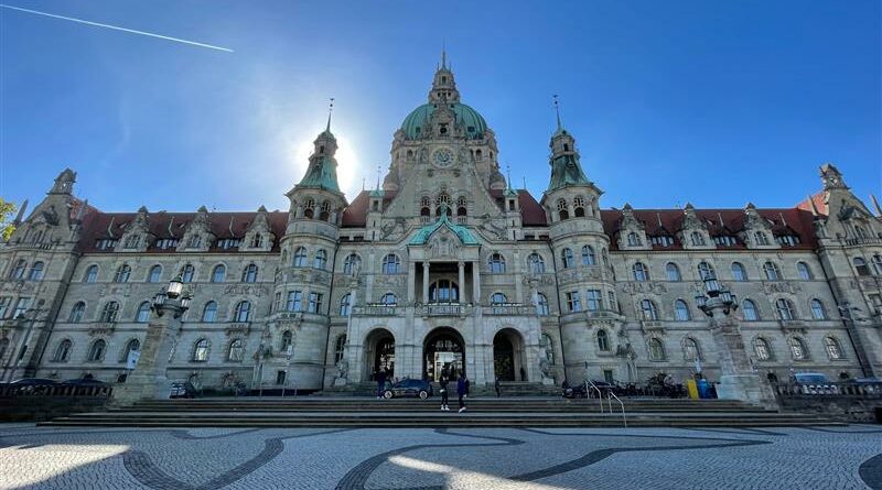 Das Neue Rathaus und der Bogenaufzug - intres-online.de